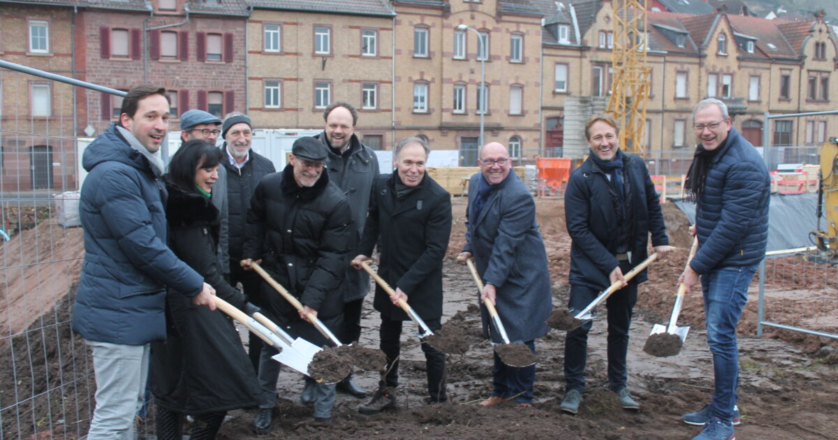 Spatenstich in Klingenberg für das neue Gebäude am Burkader Hof