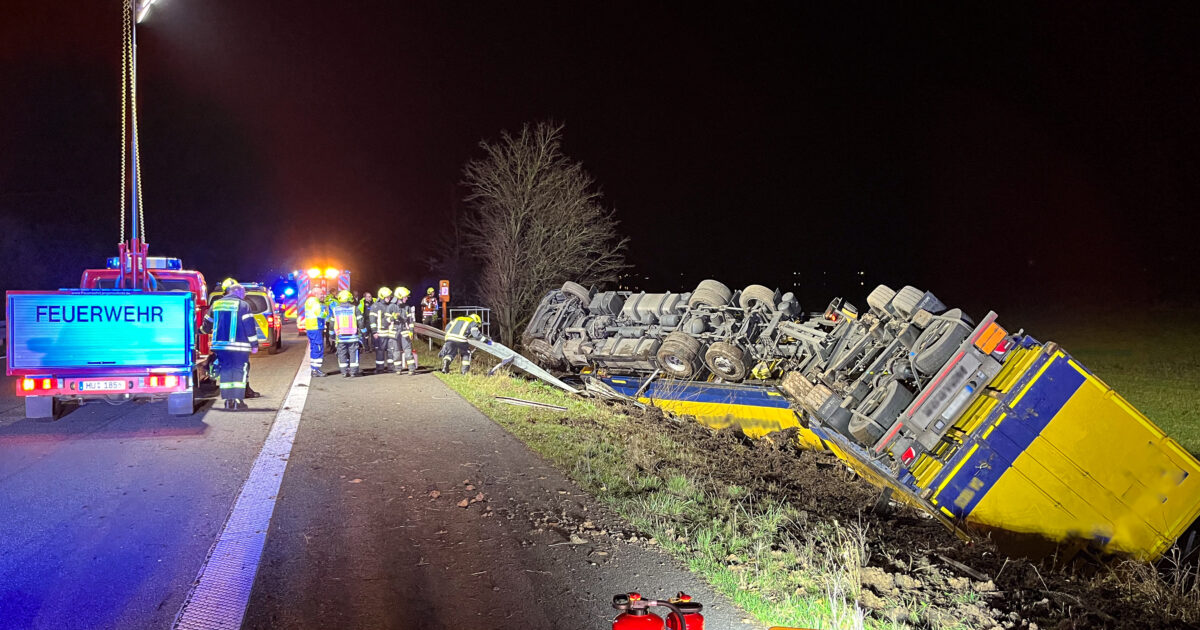Unfall auf A45 bei Langenselbold: LKW liegt auf dem Dach