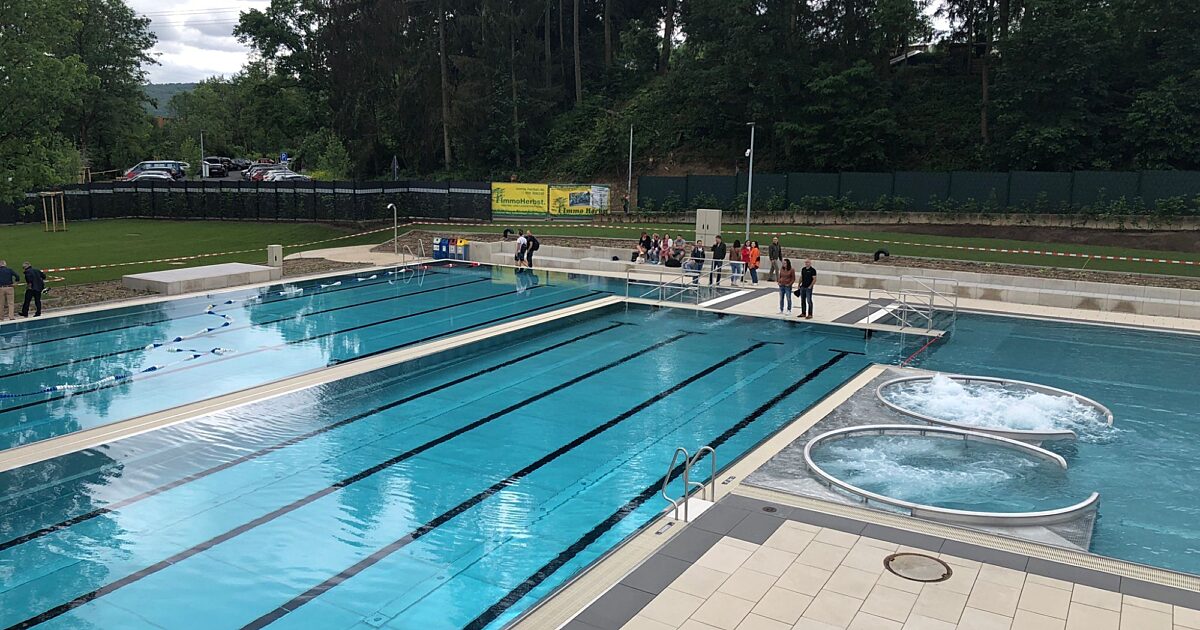 Goldbacher Nachtschwimmen im Waldschwimmbad