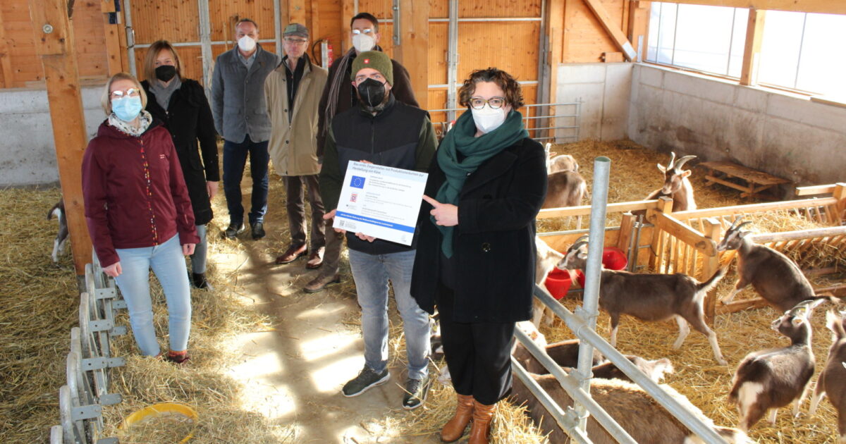 Linsengericht: Simmler überreicht Förderungsnachweis an Ziegenhof…