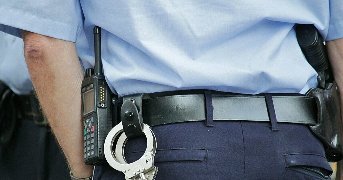 Fake-Polizist mit Fake-Ausweis und Fake-Urin in Offenbach unterwegs