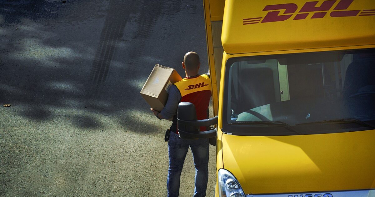 Paketbote steckt Pakete für sich selbst ein