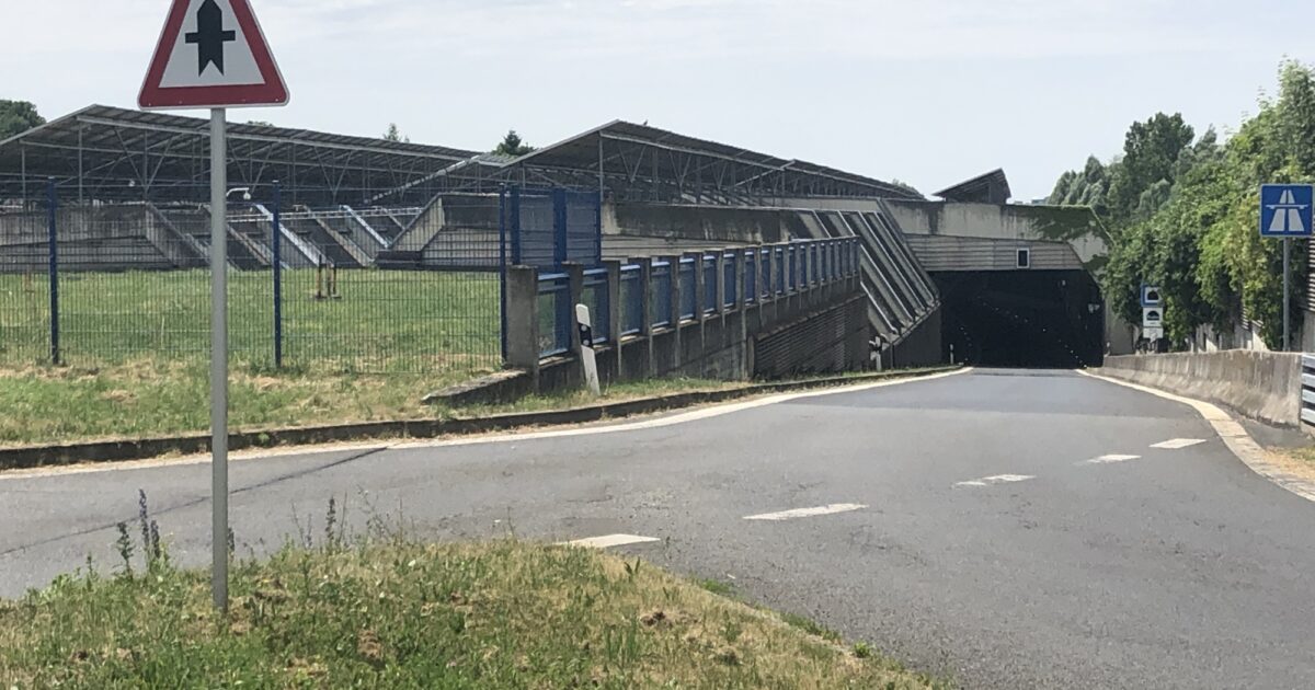 Immenser Stau auf der A3 bei Goldbach: BMW brennt