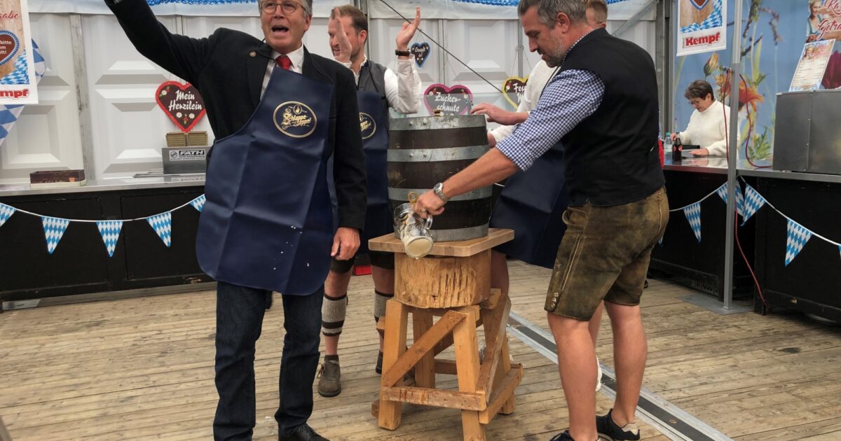 O' zapft is! Anstechen beim Kempf-Oktoberfest in Aschaffenburg