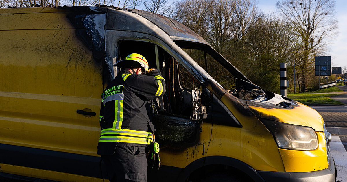 Rodgau: DHL-Transporter stand in Flammen