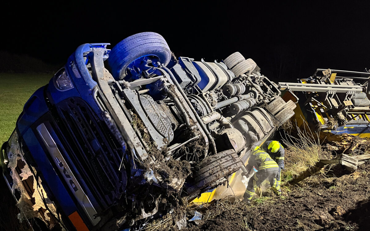 Unfall auf A45 bei Langenselbold: LKW liegt auf dem Dach