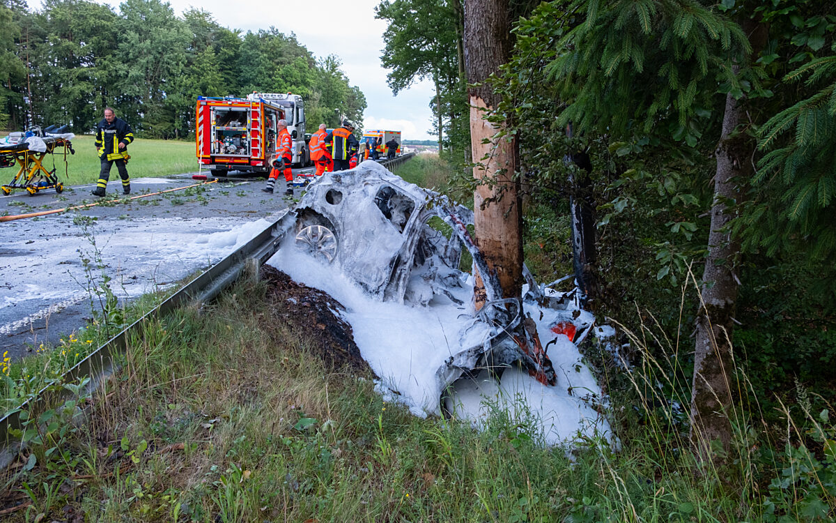 Boxbrunn: Auto kracht gegen Baum – Fahrer lebensgefährlich verletzt
