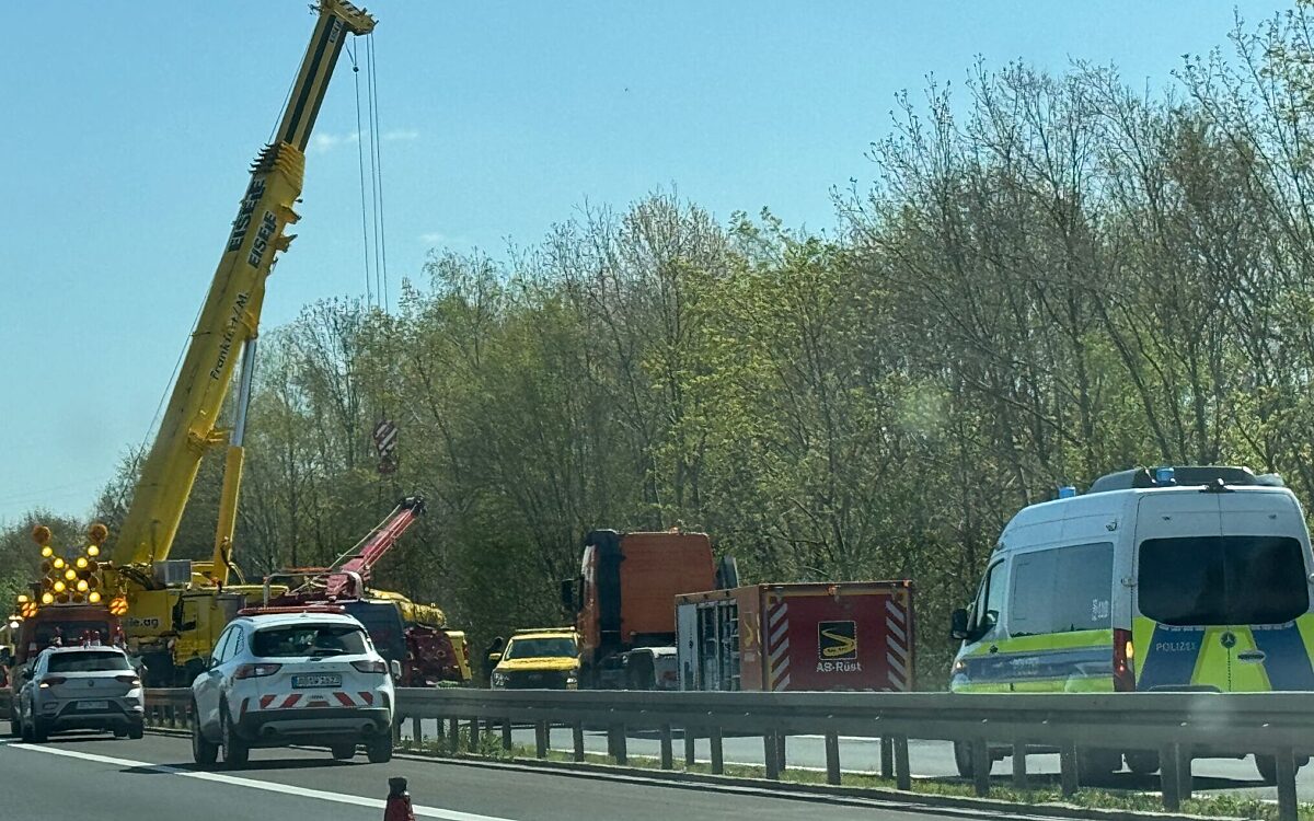 Nach Lkw-Unfall auf A3: Teilsperrung und Bergung mit Schwerlastkran