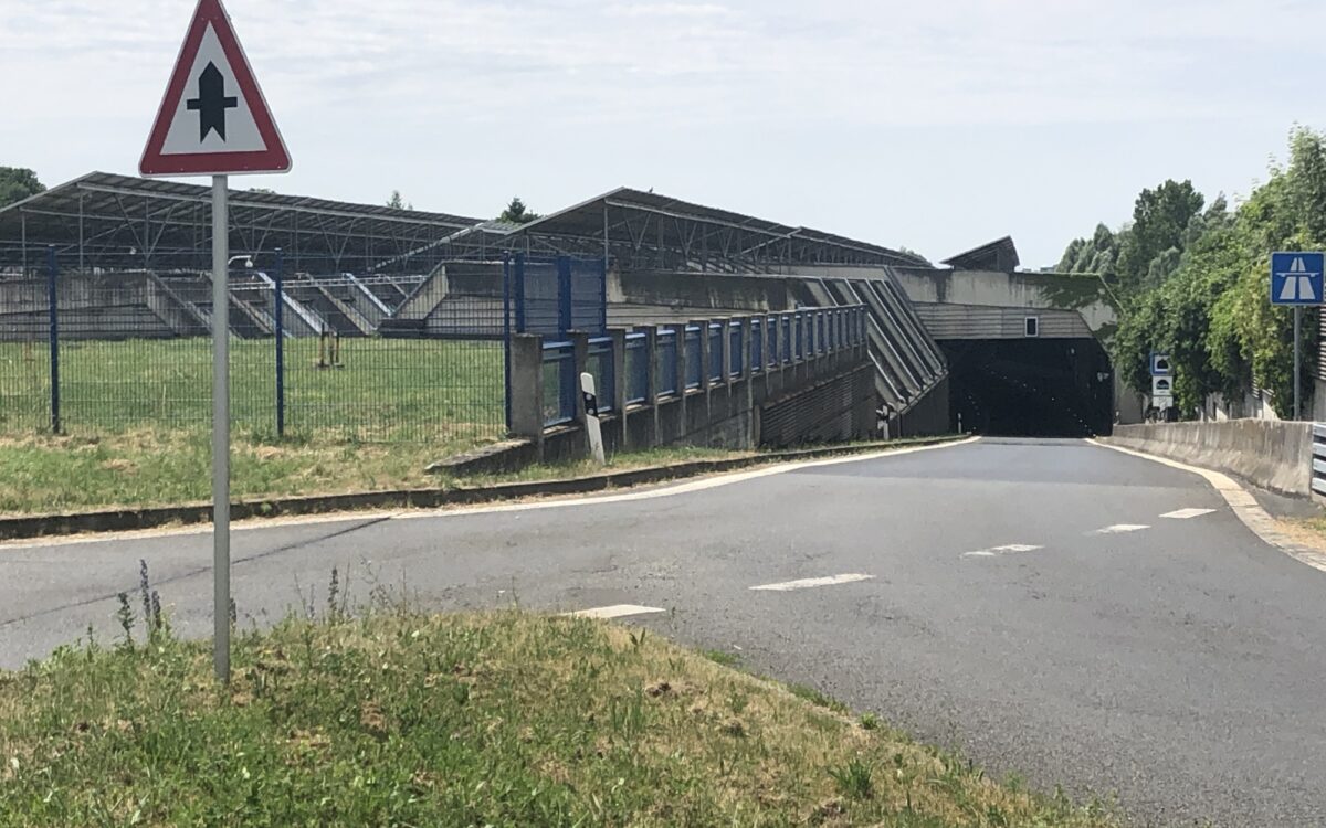 Immenser Stau auf der A3 bei Goldbach: BMW brennt