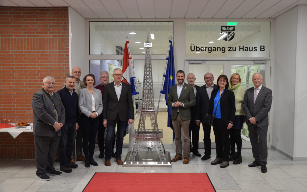 Eiffelturm-Übergabe im Landratsamt Aschaffenburg