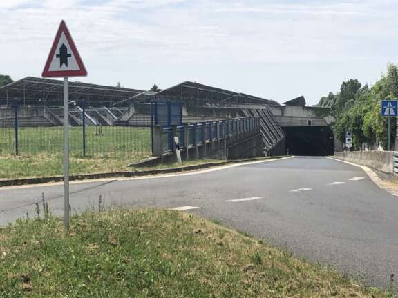 Immenser Stau auf der A3 bei Goldbach: BMW brennt